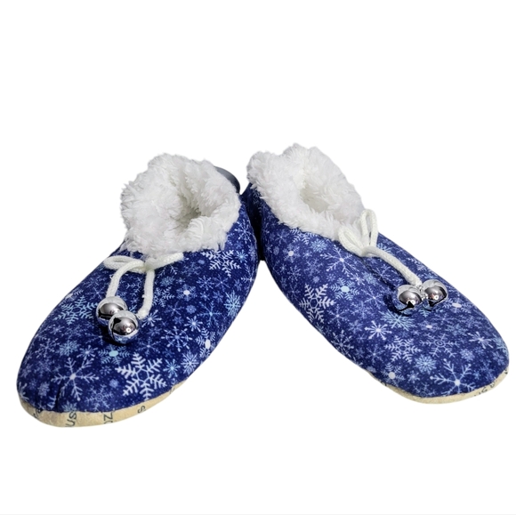 snoozies | Shoes | Womens Blue Snowflake Cozy Faux Fur Lined Holiday ...